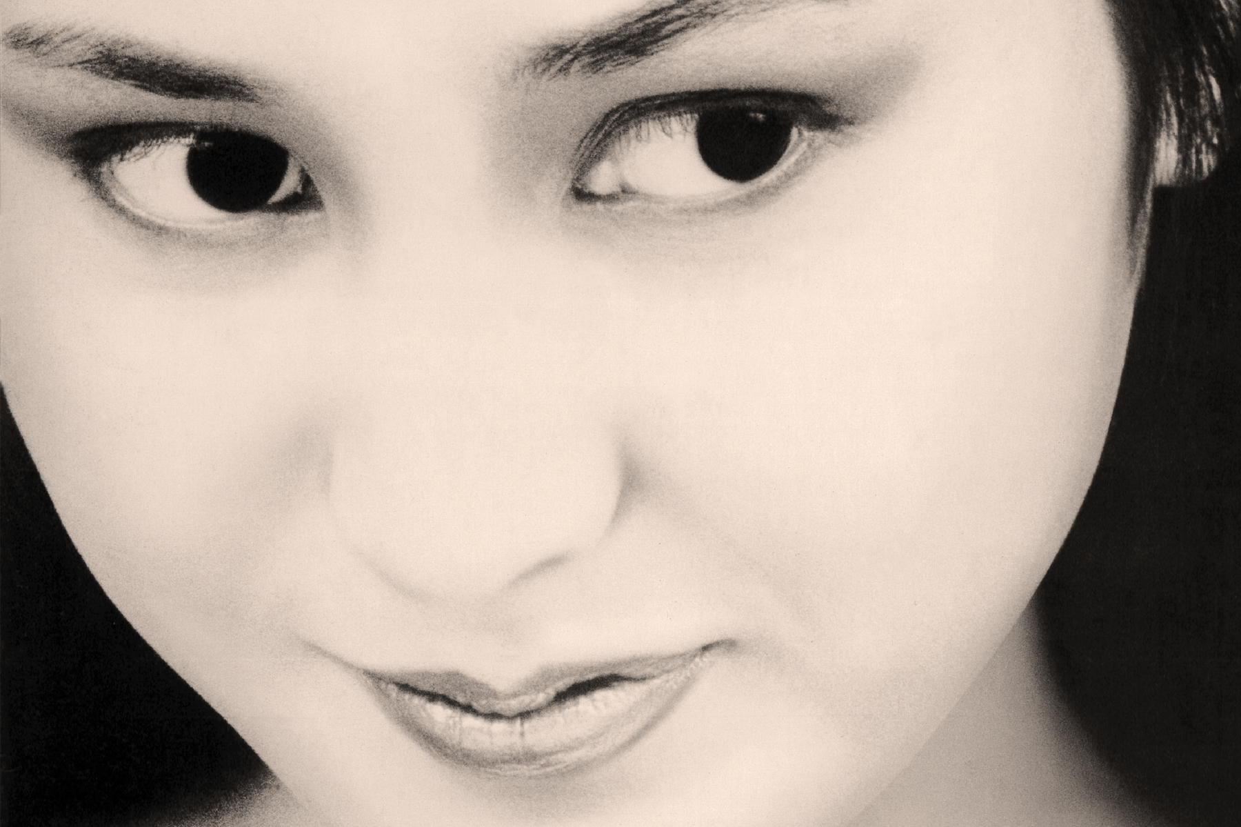 Premiere: Viola Renea - Maya Candra